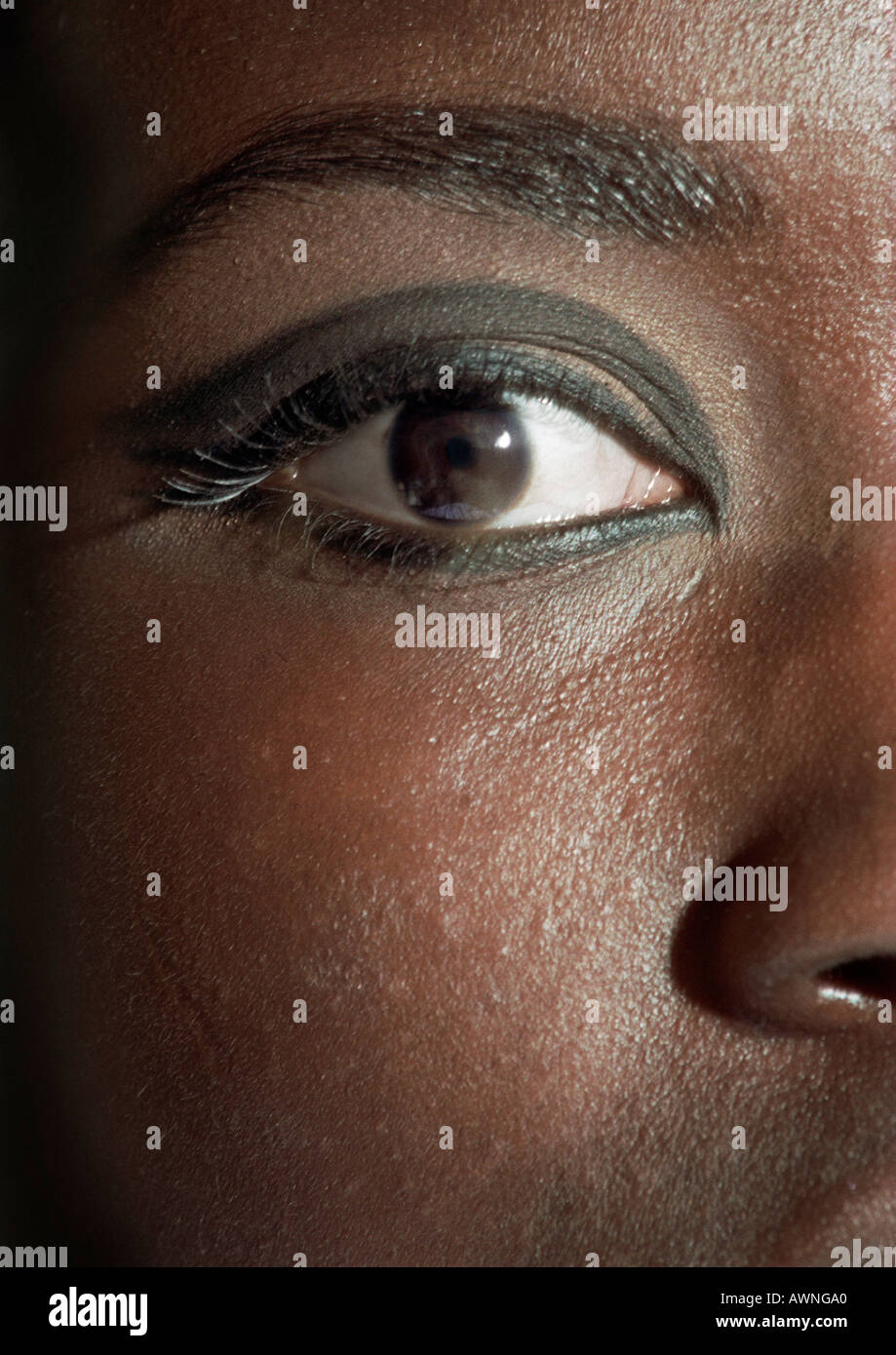 Eyes to camera eyeliner hi-res stock photography and images - Alamy