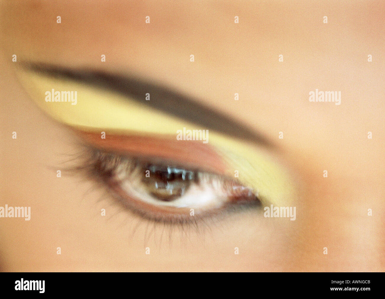 Woman wearing yellow eyeshadow hi-res stock photography and images - Alamy