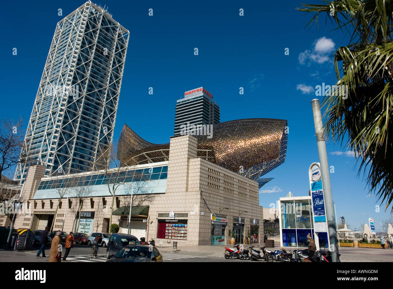 Hotel arts barcelona fish sculpture hi-res stock photography and images ...