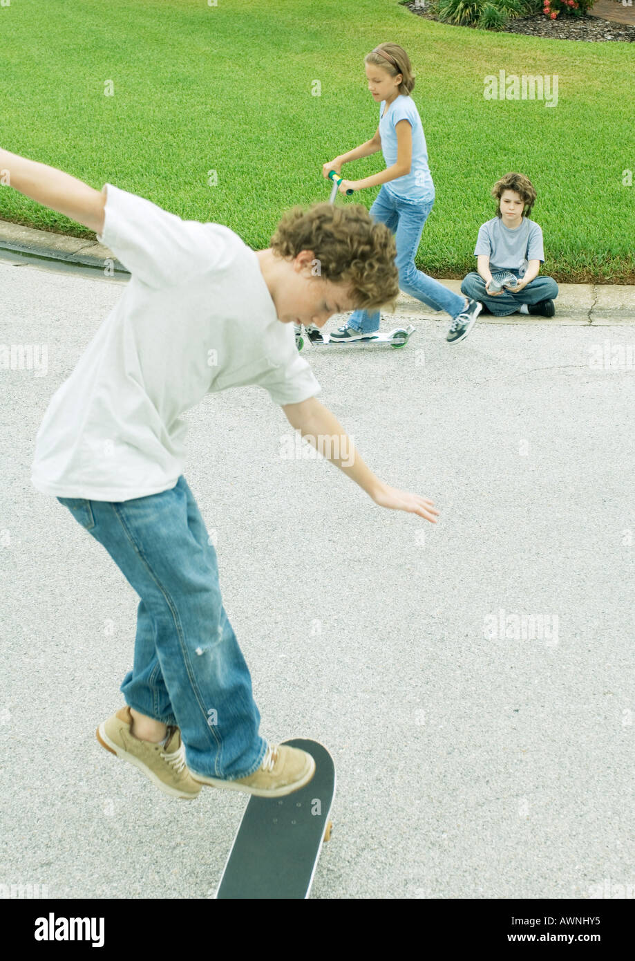 Suburban children playing in street Stock Photo - Alamy