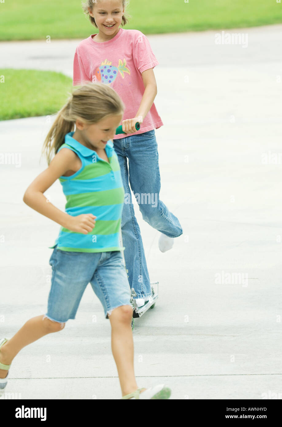 Suburban neighbourhood driveways hi-res stock photography and images ...