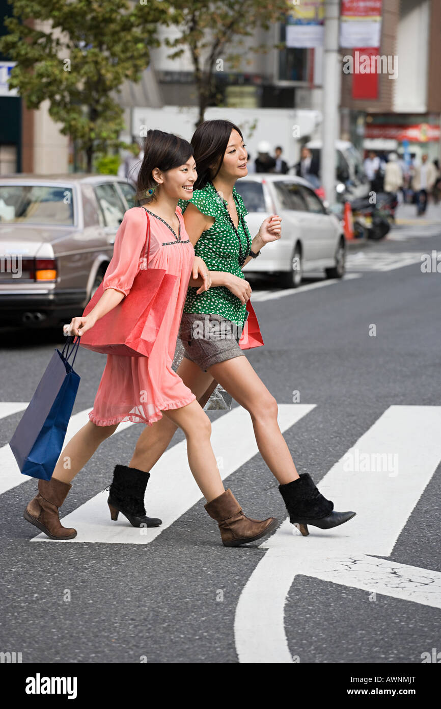 Shopping in tokyo hi-res stock photography and images - Alamy