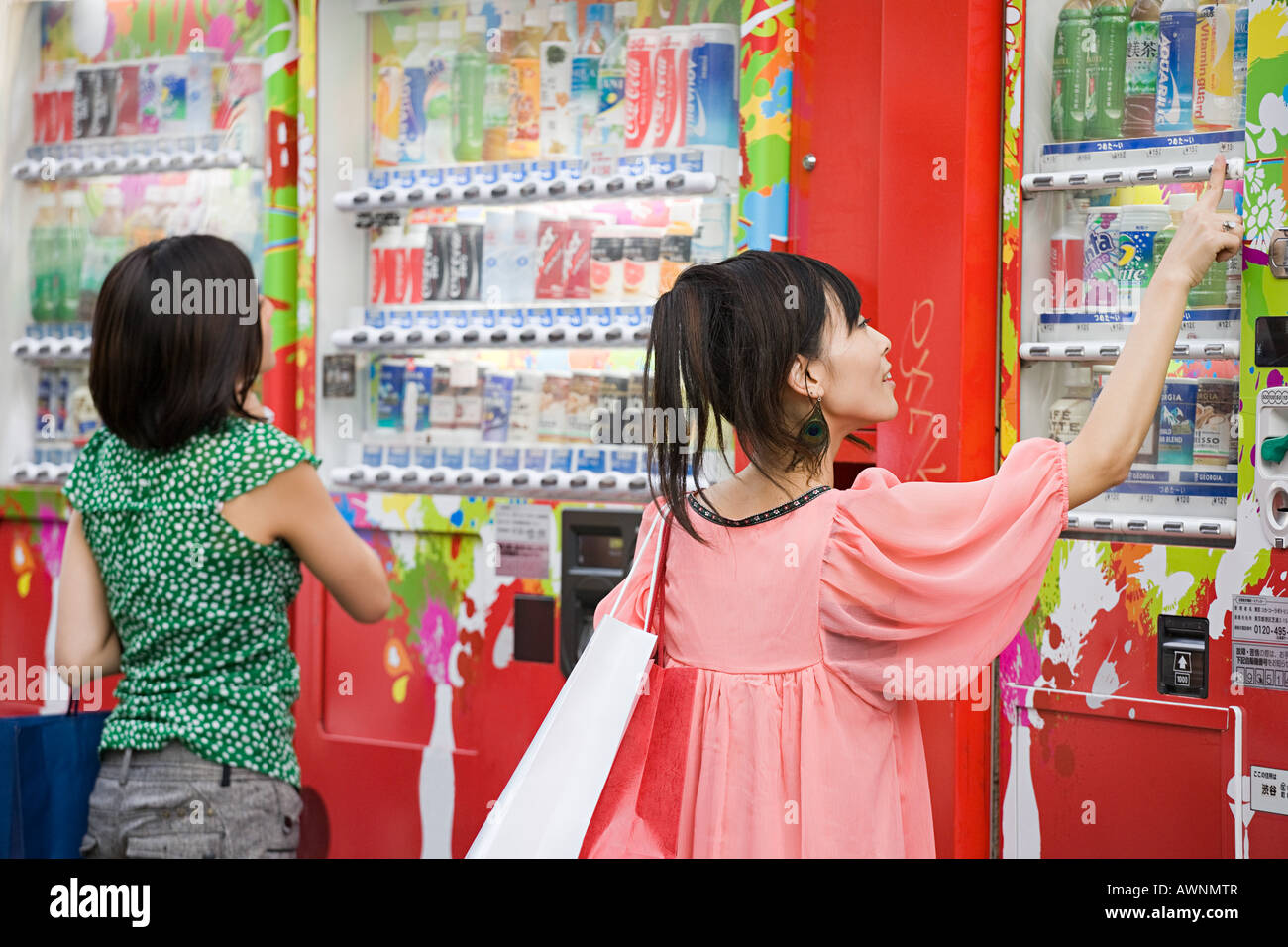 How to use a vending machine hi-res stock photography and images - Alamy