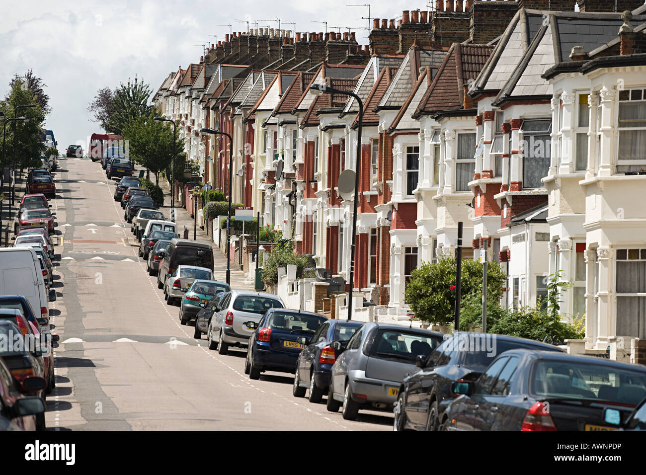 Row of terraced houses hi-res stock photography and images - Alamy