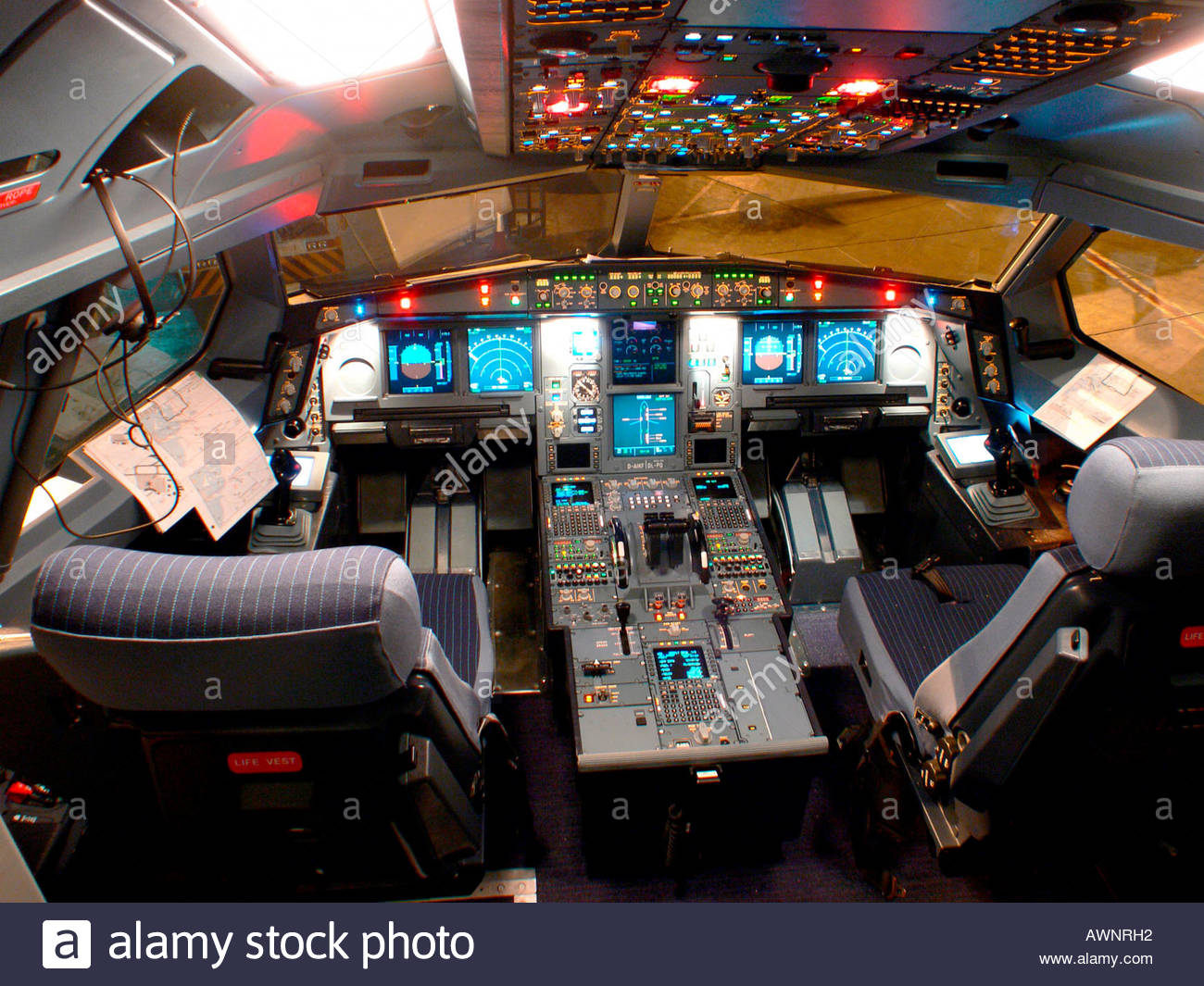 Cockpit eines Airbus A330 300 Stock Photo, Royalty Free Image: 9500241 ...
