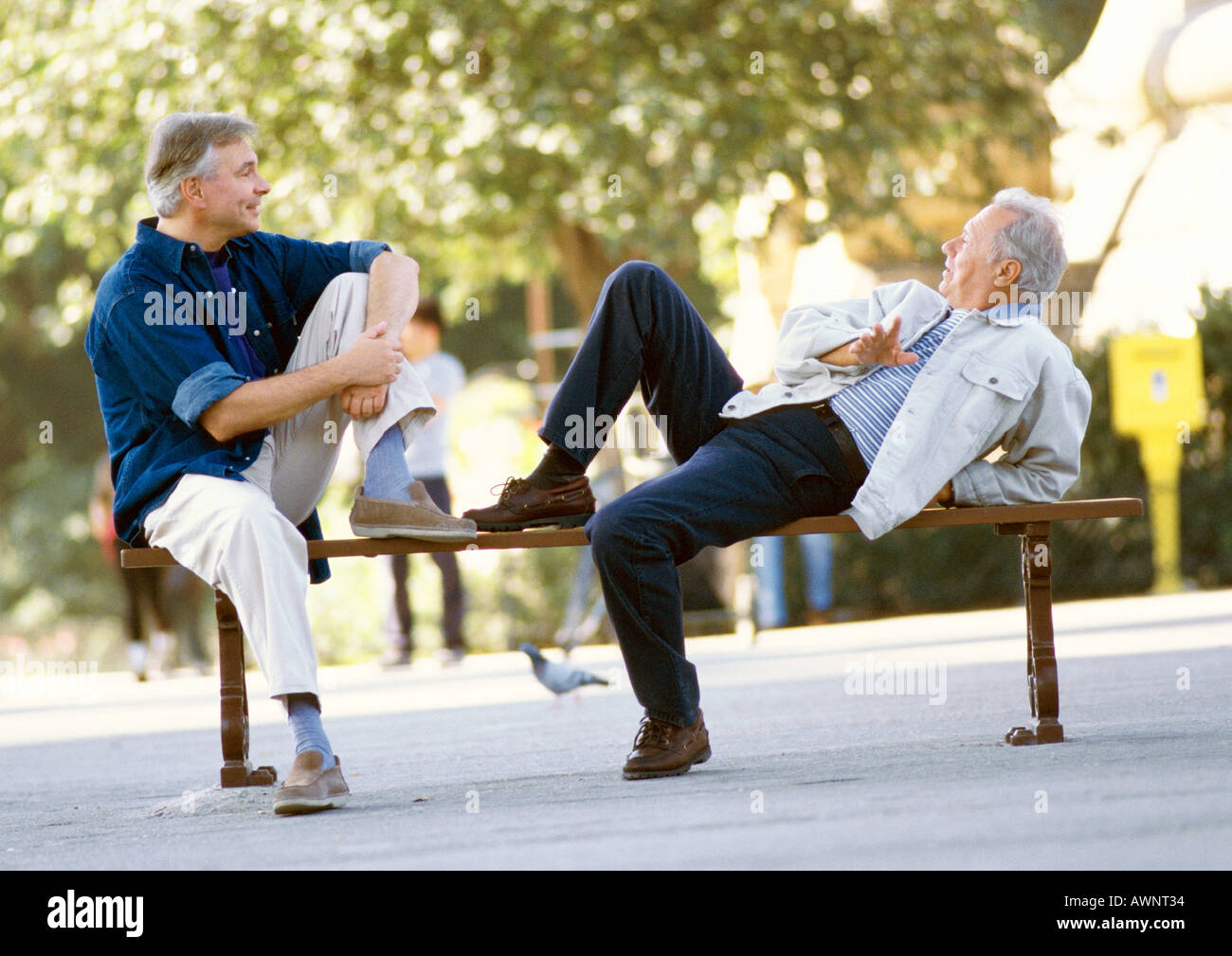 Man sits slumped on bench hi-res stock photography and images - Alamy