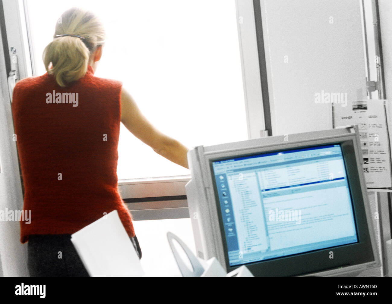 Out of office email screen hi-res stock photography and images - Alamy