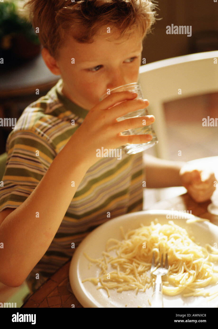 Balanced diet and child and plate hi-res stock photography and images ...