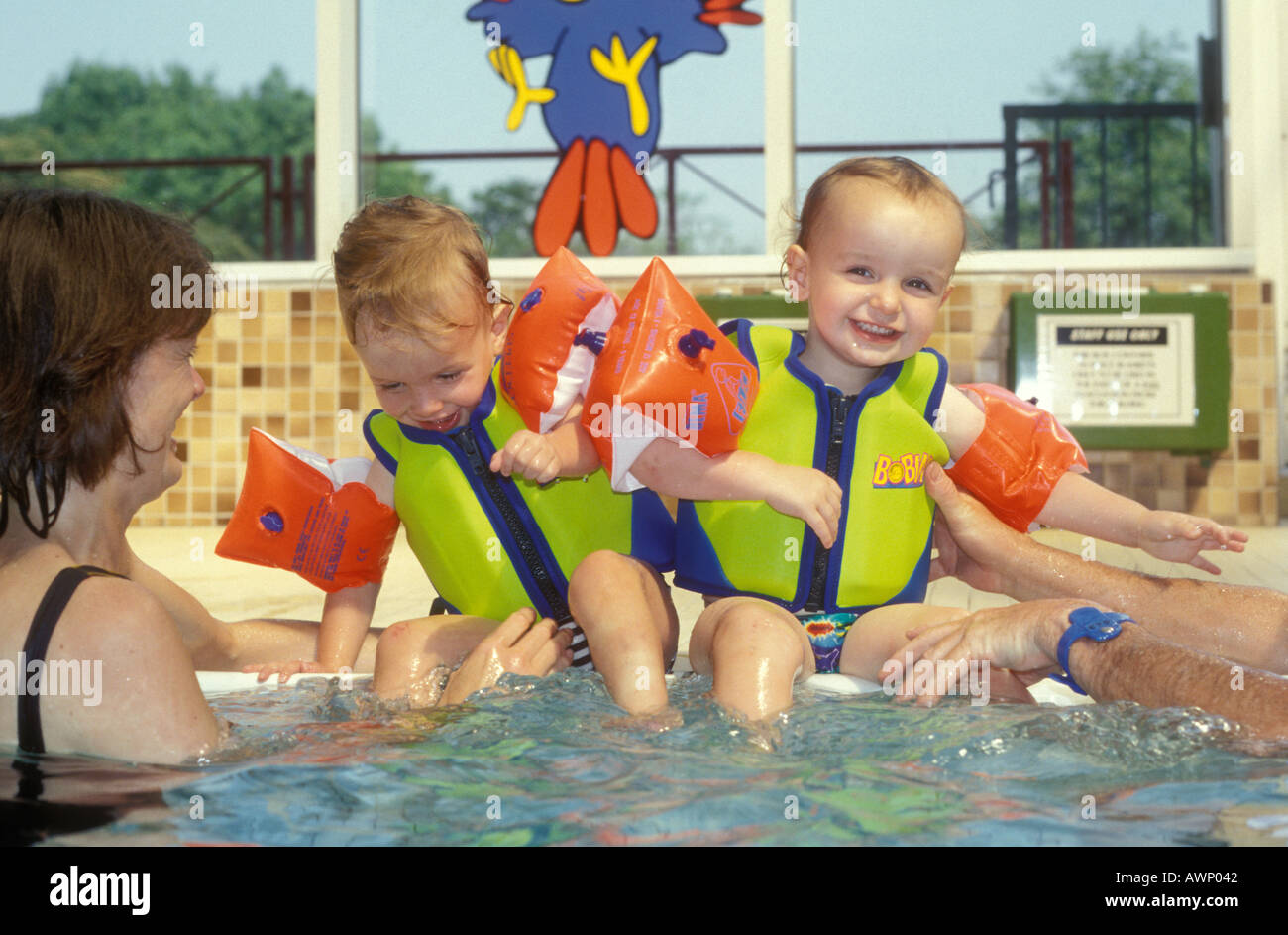 Two babies in swimming pool hi-res stock photography and images - Alamy