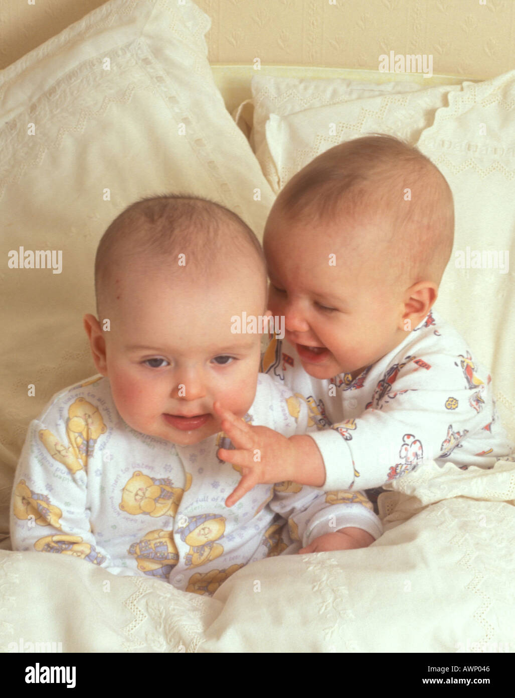 Twin babies and sibling hi-res stock photography and images - Alamy