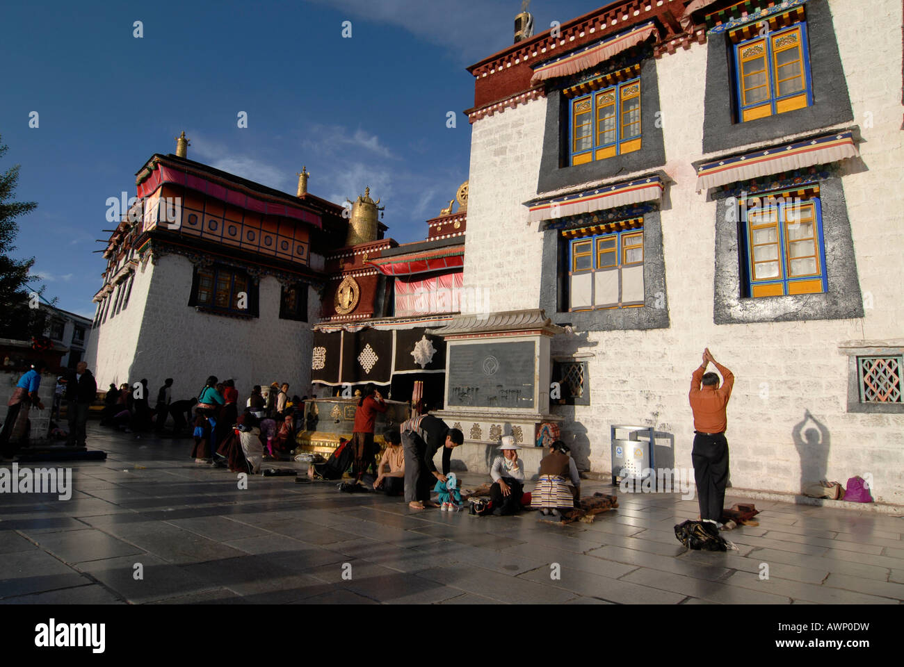Tibetan pilgrims prostrating in front of Jokhang Temple in Lhasa, Tibet ...