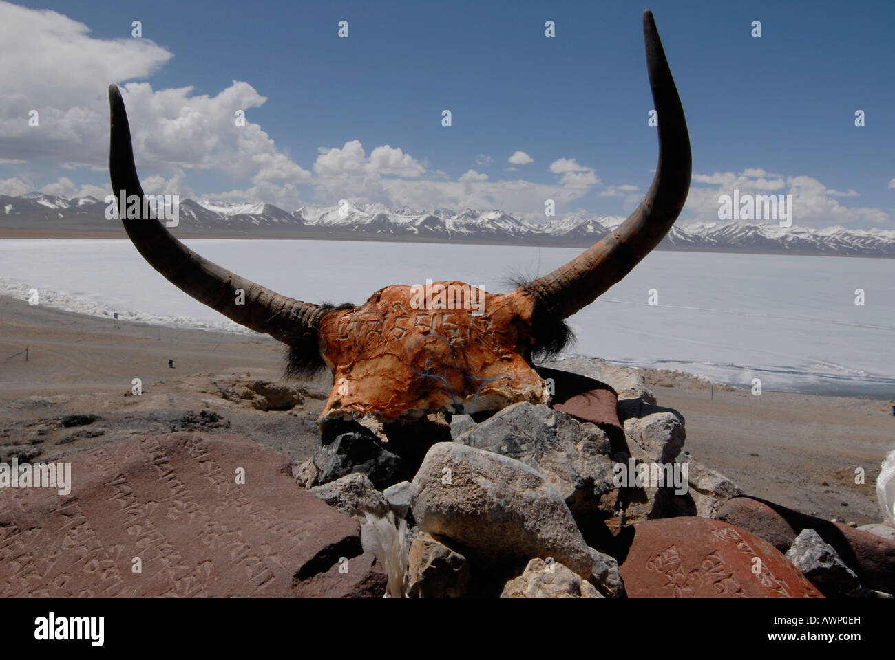 Mani stones and Yak horns in front of Lake Namtso ("Heavenly Lake ...