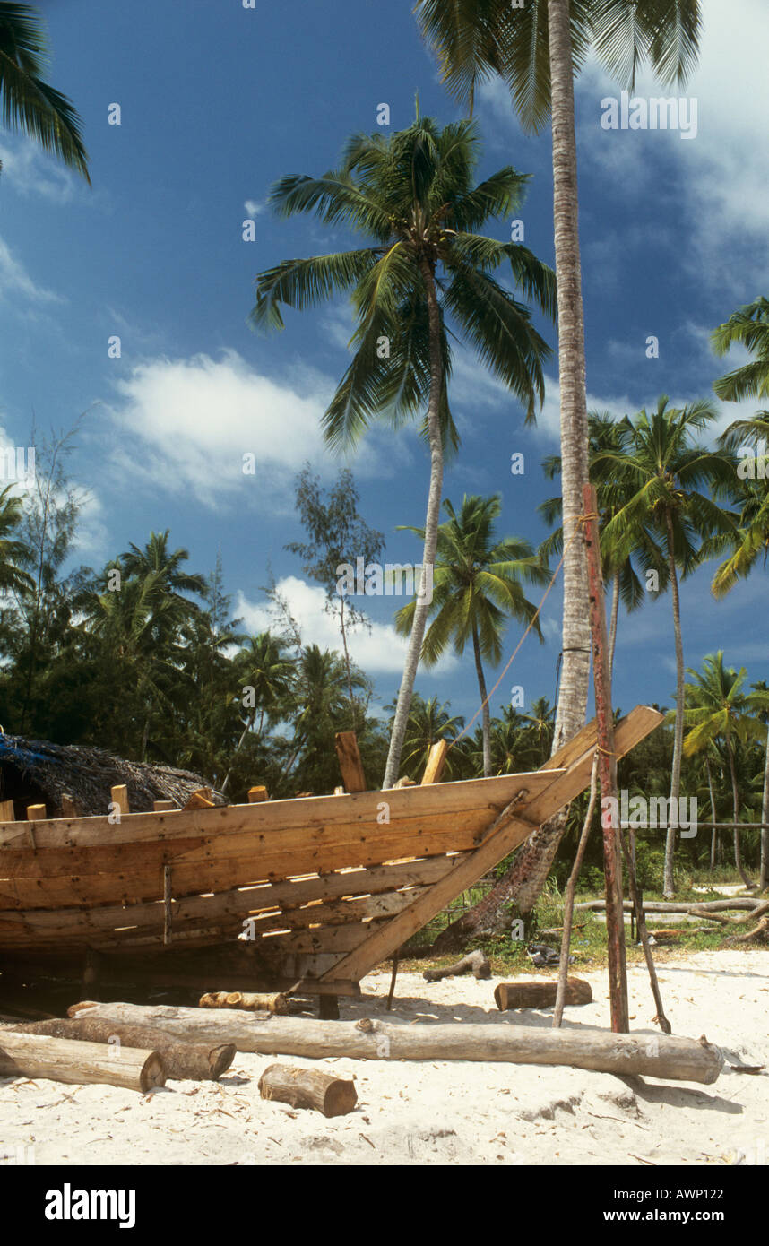 Traditional dhow building zanzibar tanzania hi-res stock photography ...