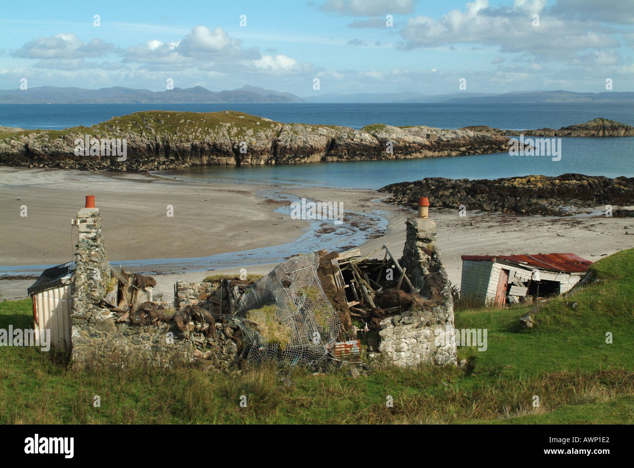 Derelict thatched cottage hi-res stock photography and images - Alamy