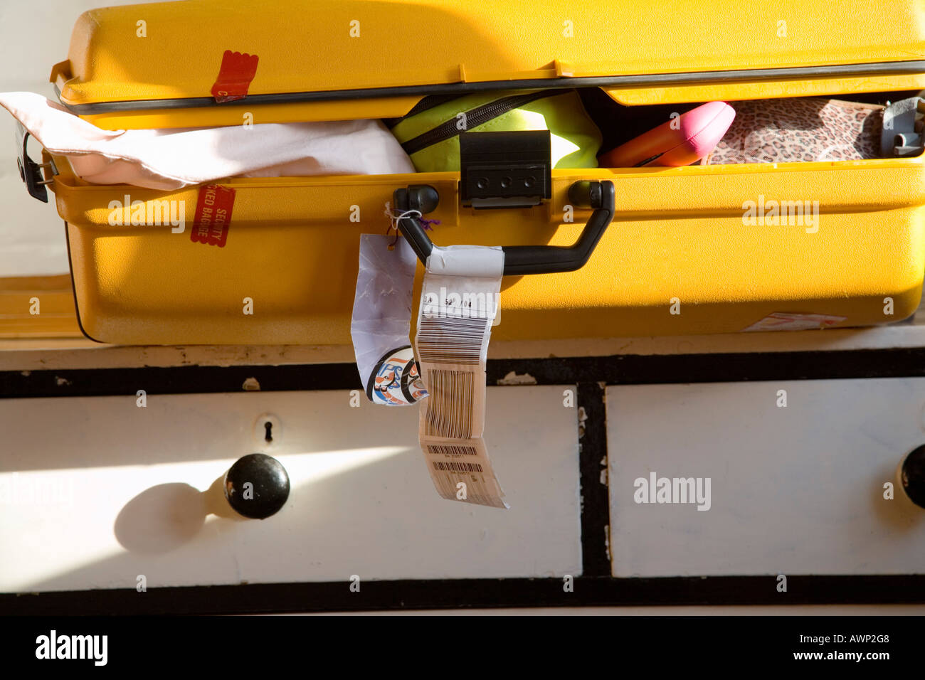 Overflow suitcase hi-res stock photography and images - Alamy