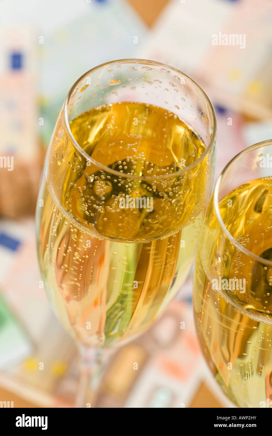 Two glasses of sparkling wine, clinking Stock Photo - Alamy
