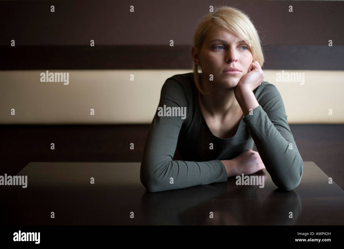 Woman single sad bar hi-res stock photography and images - Alamy