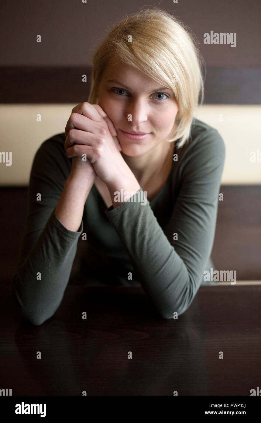 Gesicht frau frontal hi-res stock photography and images - Alamy