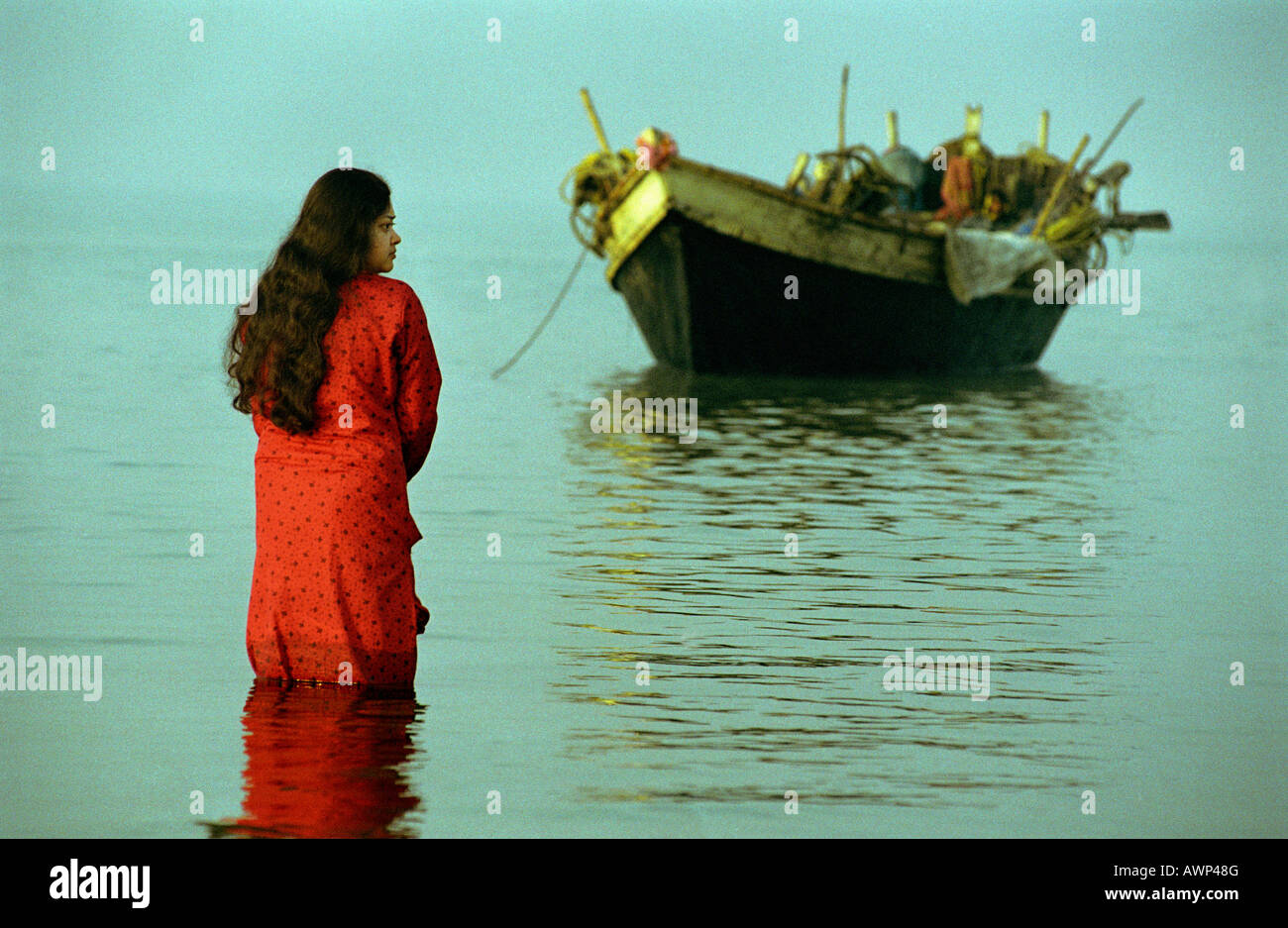 Hindu pilgrims in traditional dress hi-res stock photography and images ...