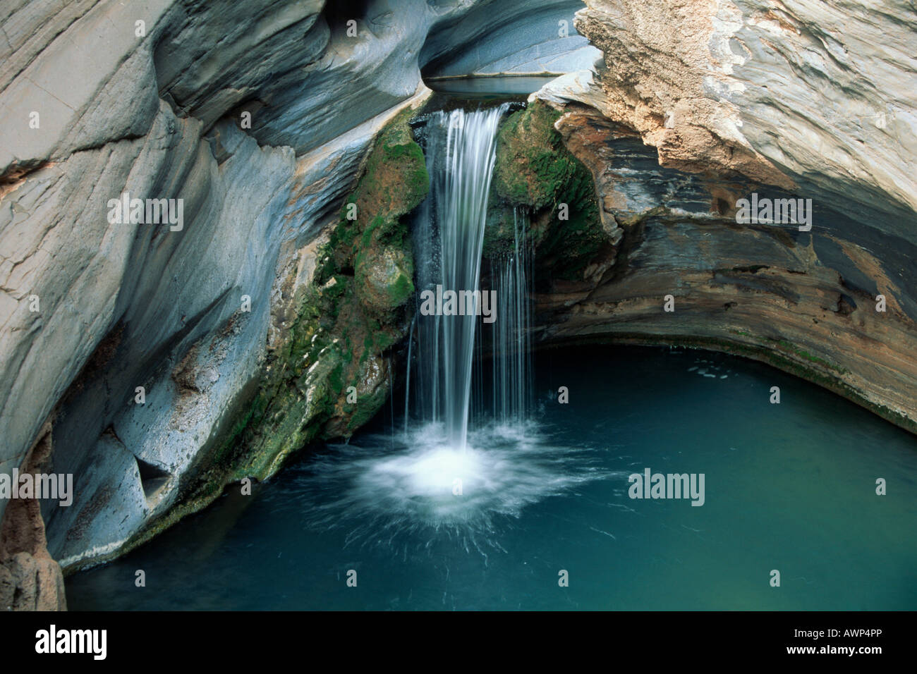 Waterfall, Hamersley Gorge, Karijini National Park, Western Australia ...