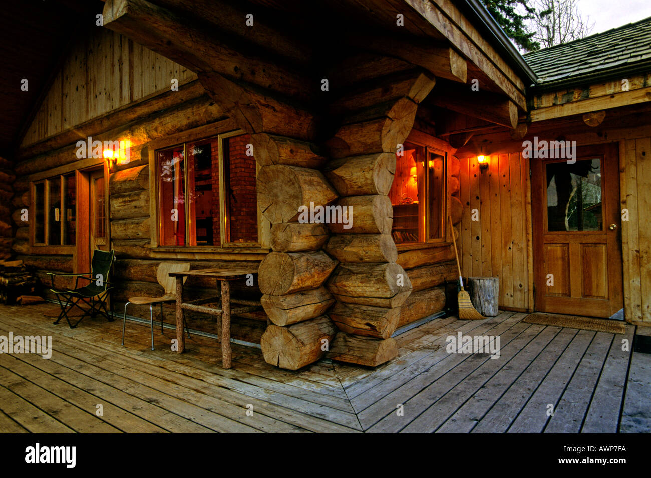 Log cabin side view Stock Photo - Alamy