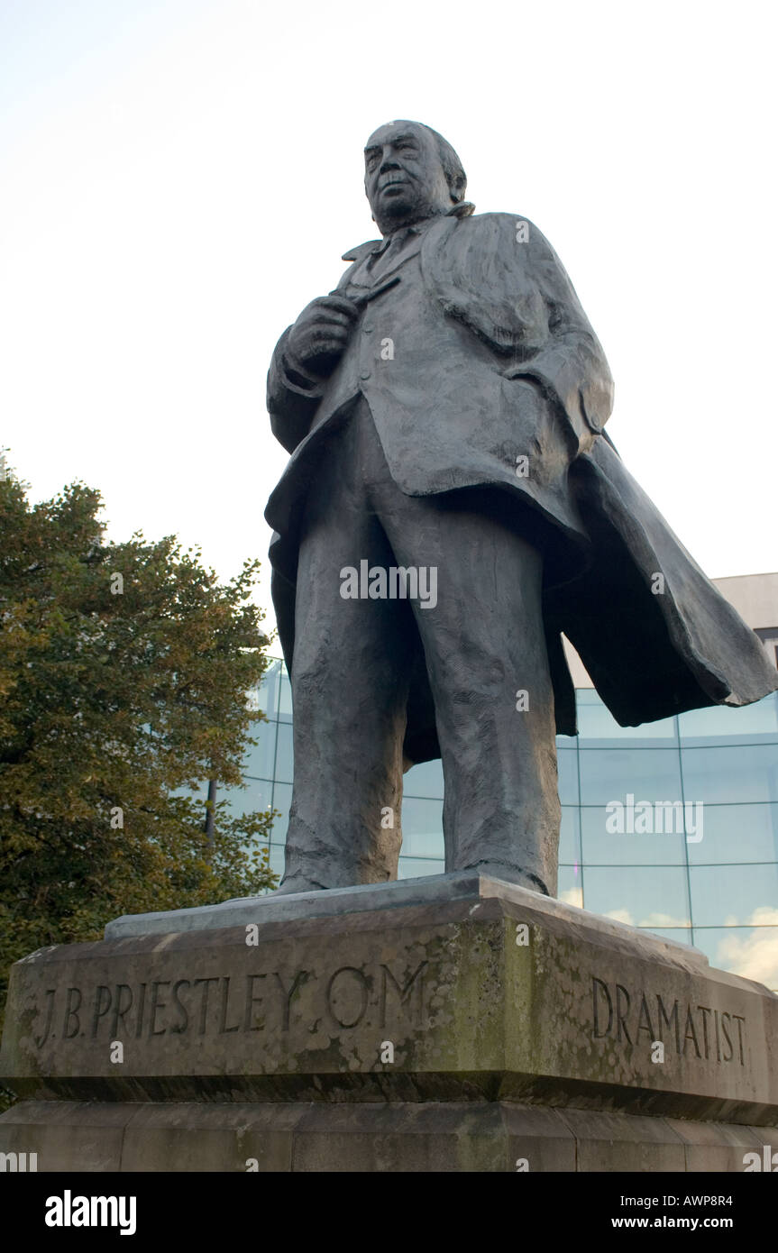 J B Priestley statue in front of National Media Museum in Bradford ...