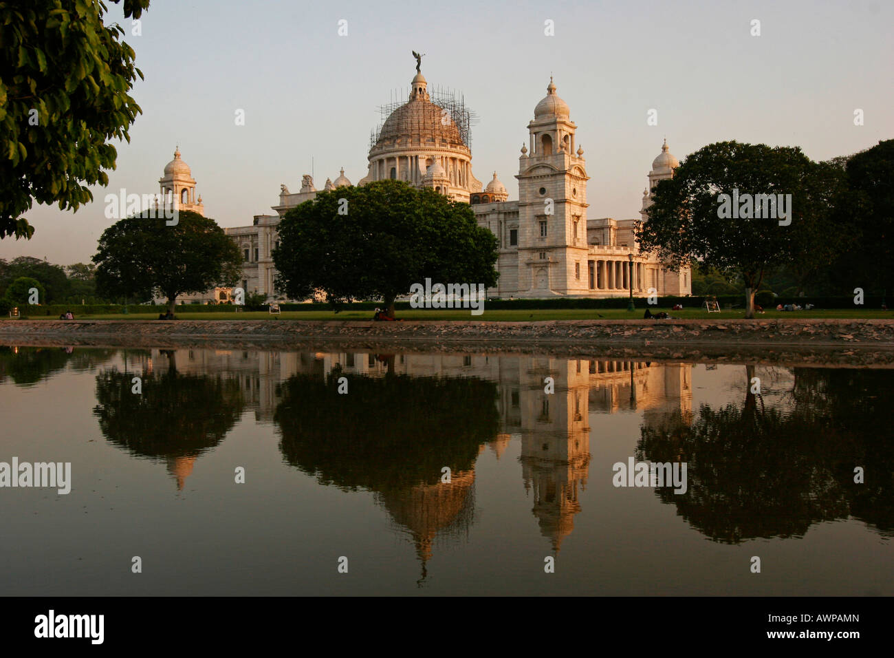 The white marble Victoria Memorial with its formal gardens and ...