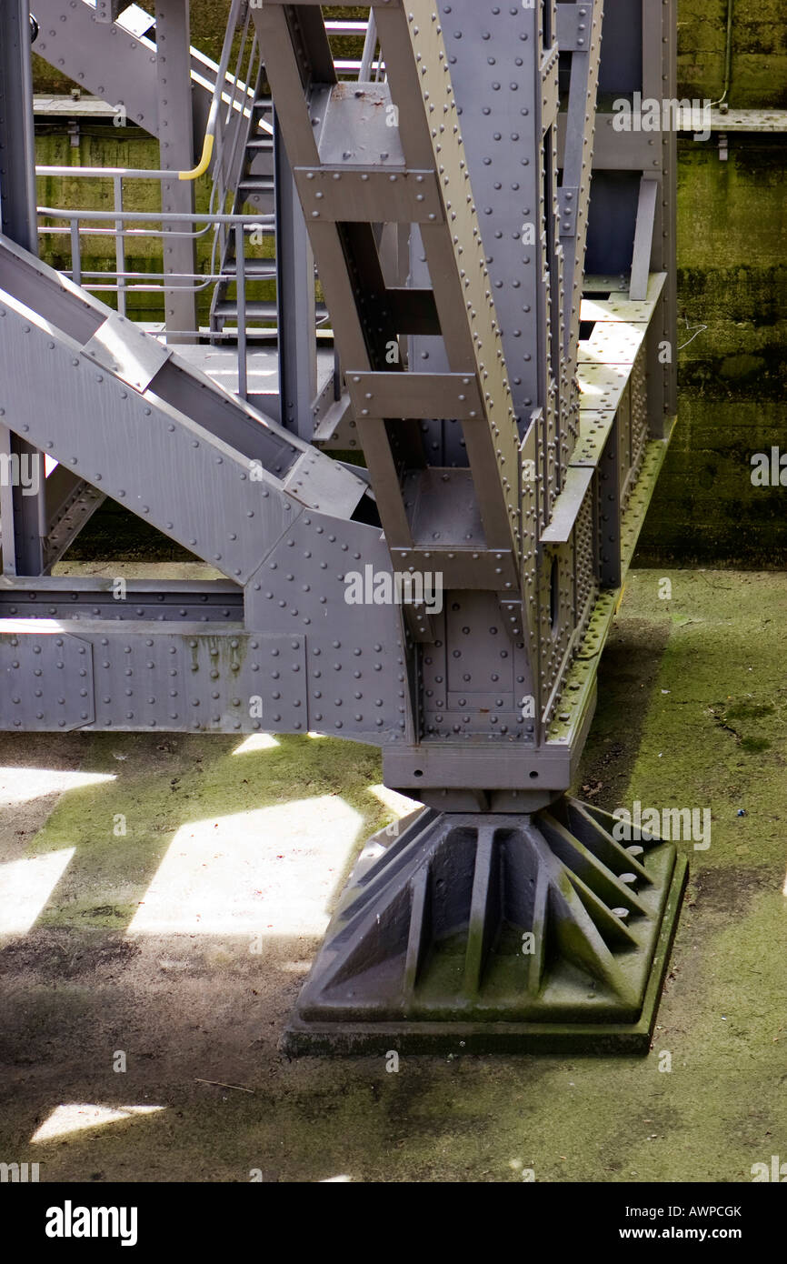 Steel girders ship lift hi-res stock photography and images - Alamy
