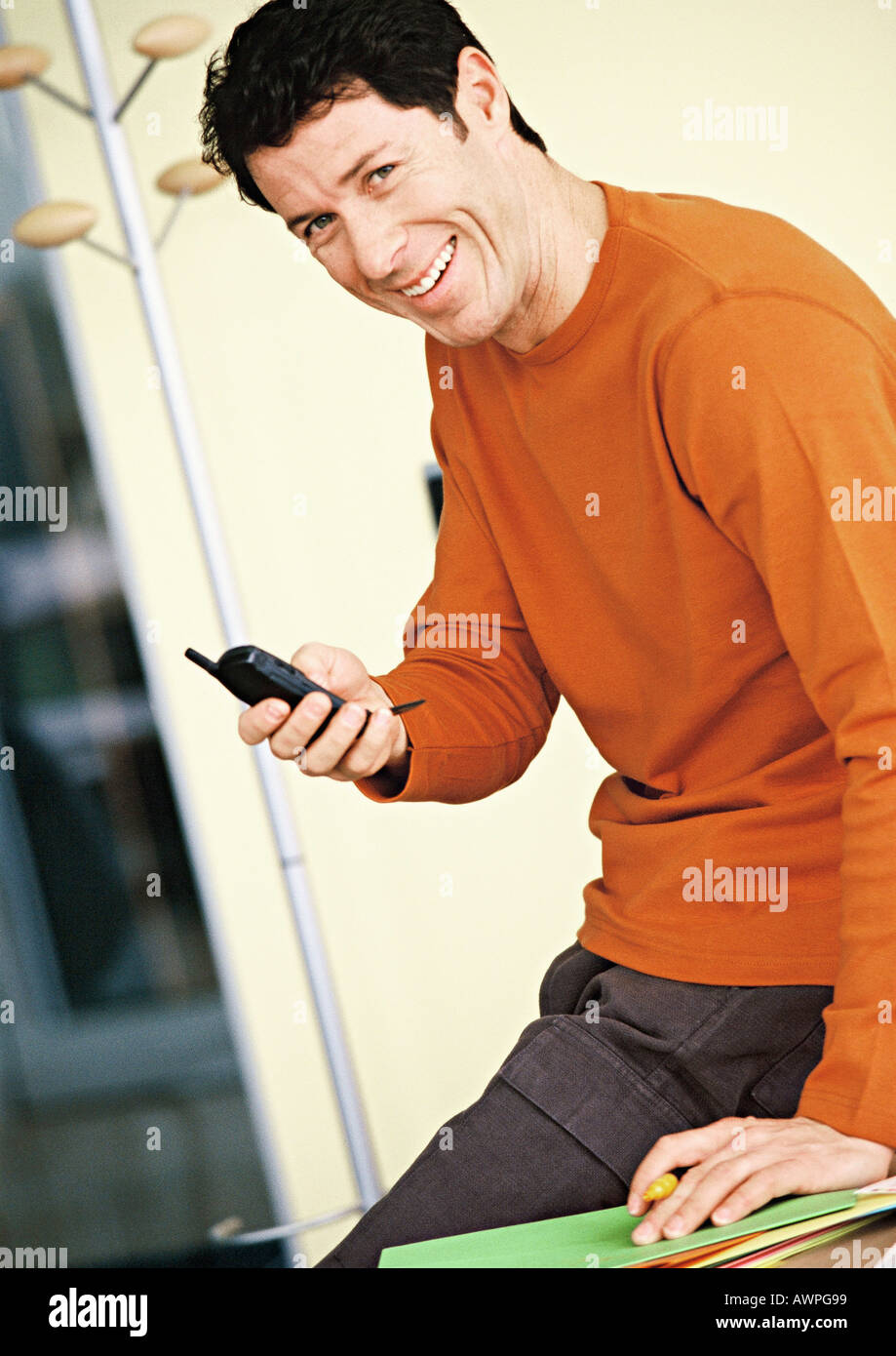 Man holding cell phone, portrait Stock Photo - Alamy