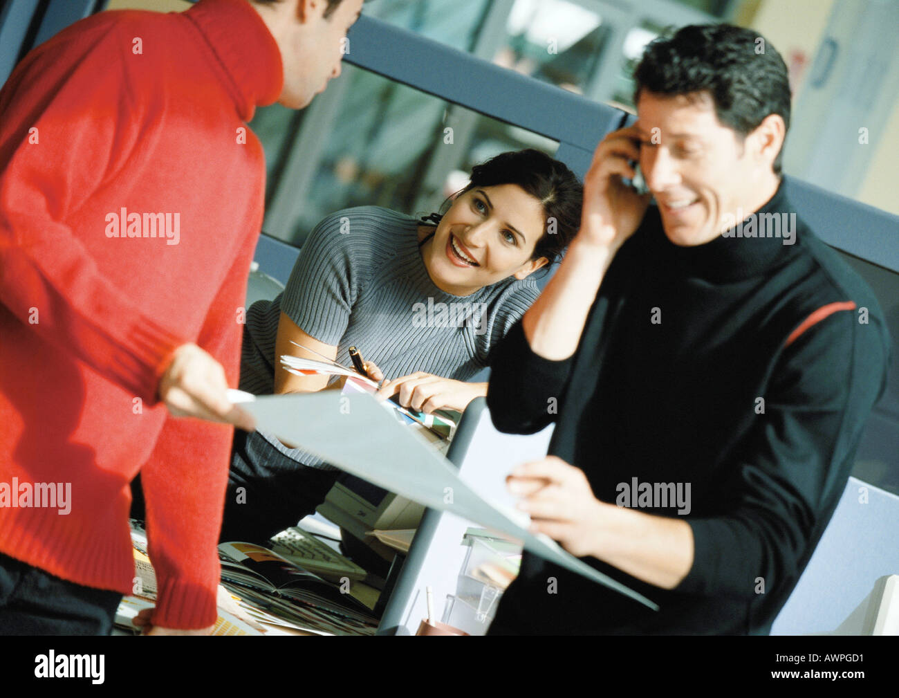 Businesswomen signing documents hi-res stock photography and images - Alamy
