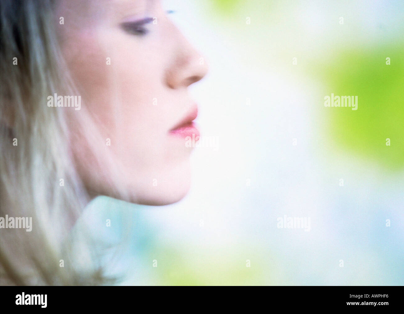 Close up side view portrait hi-res stock photography and images - Alamy