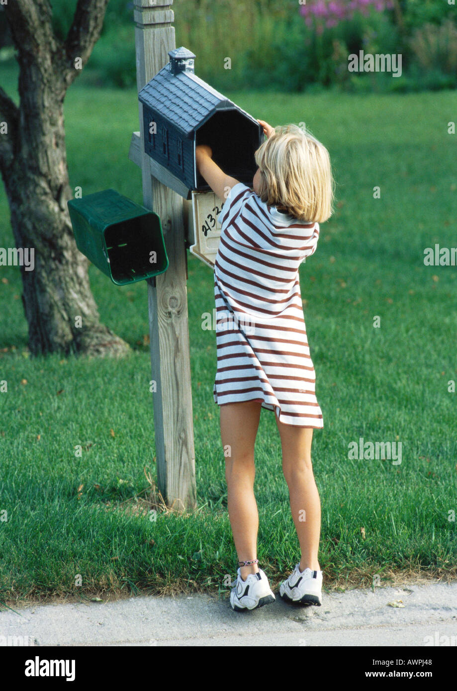Girls and mailbox hi-res stock photography and images - Alamy
