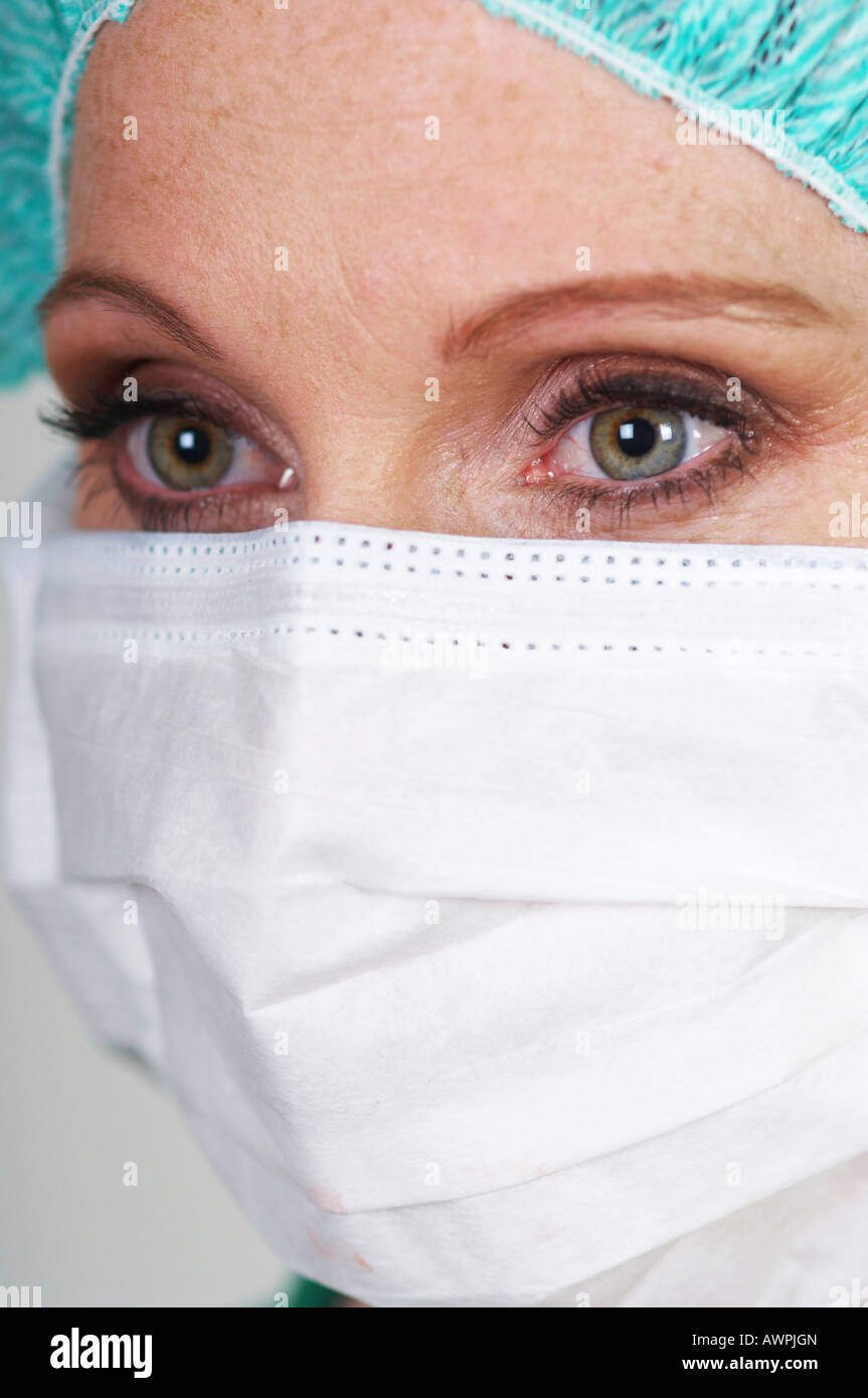 Nurse wearing surgical mask, surgical nurse, operating room nurse Stock ...