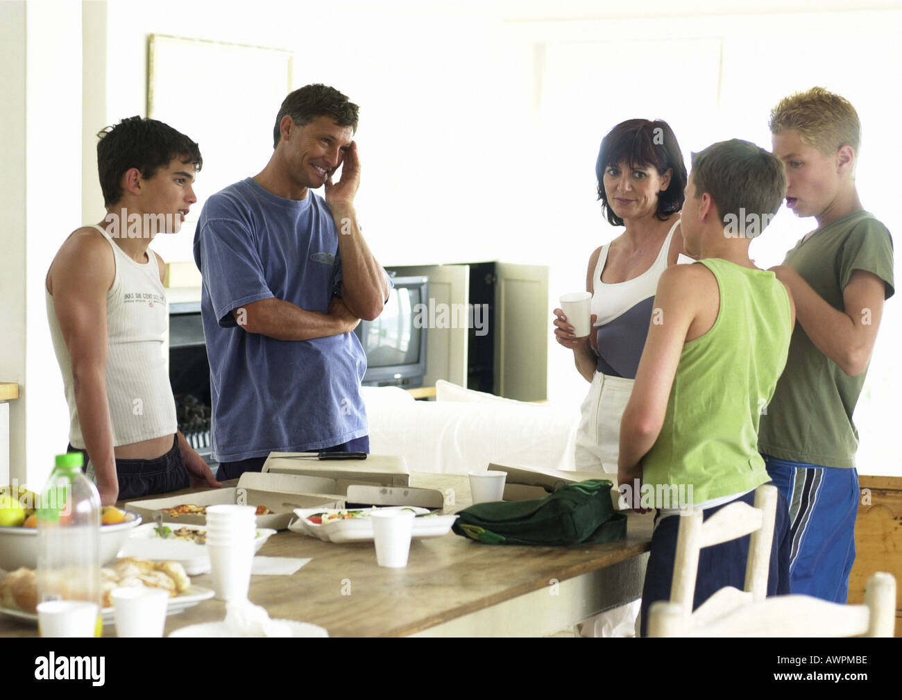 Friends around dining table home hi-res stock photography and images ...