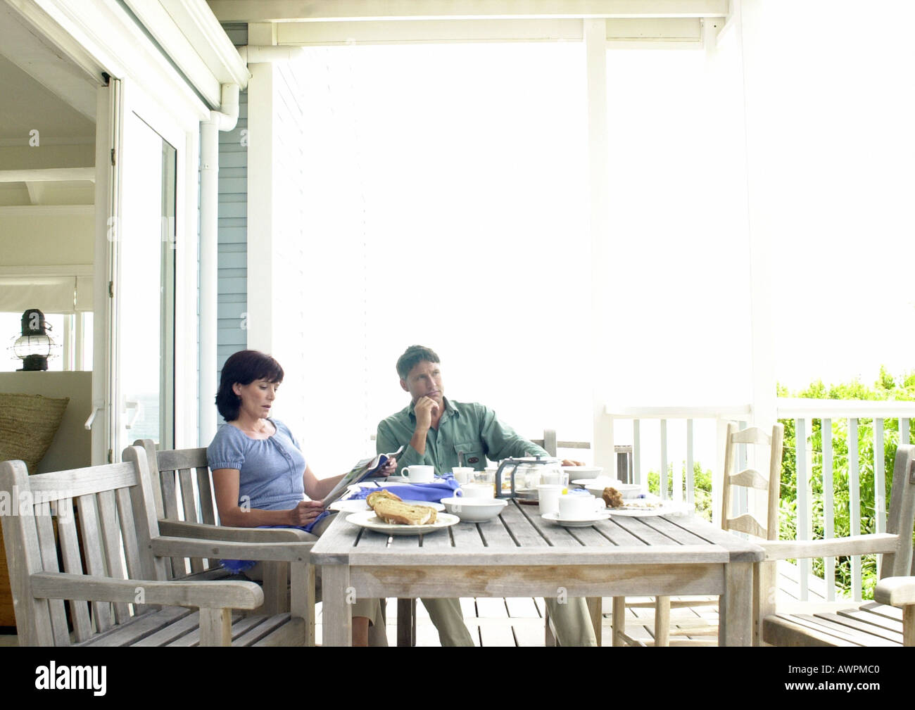 Couple drink outside hi-res stock photography and images - Alamy