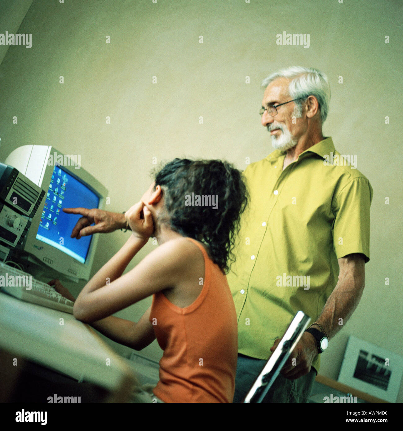 Seniors learning computers hi-res stock photography and images - Alamy