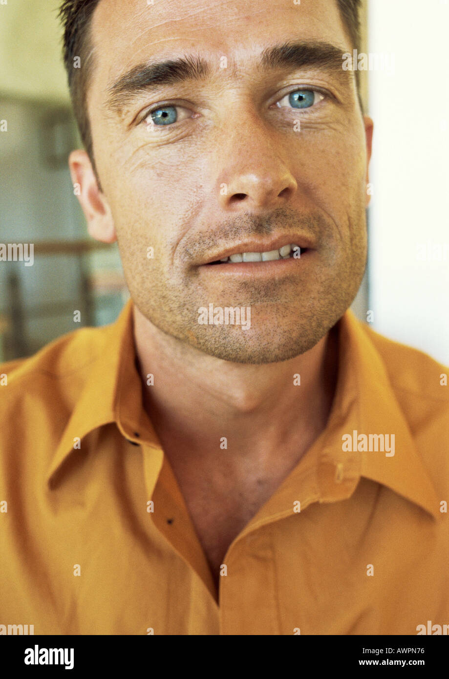 Man looking into camera, close-up, portrait Stock Photo - Alamy