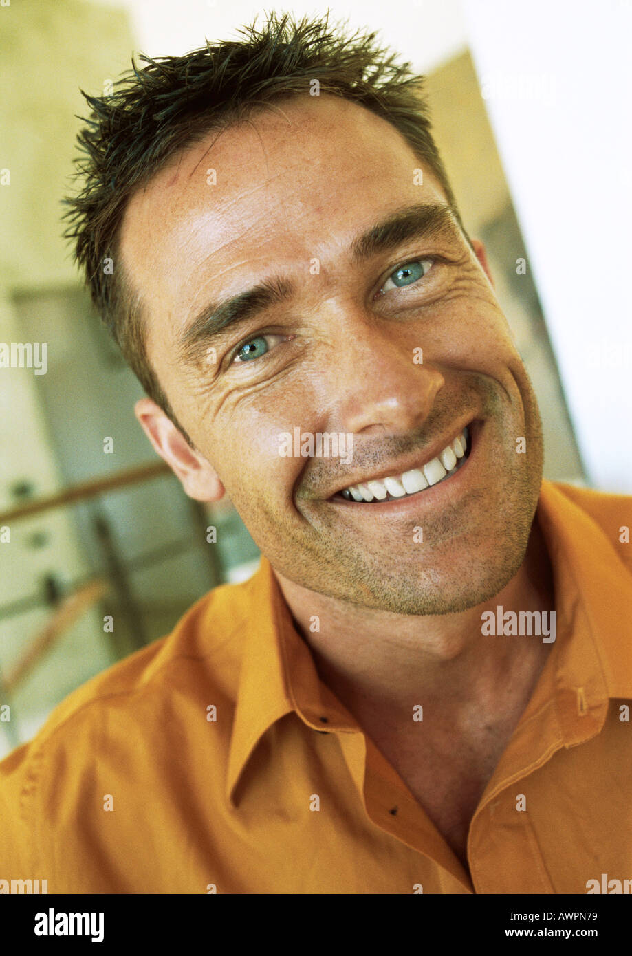 Man looking into camera, smiling, portrait Stock Photo - Alamy