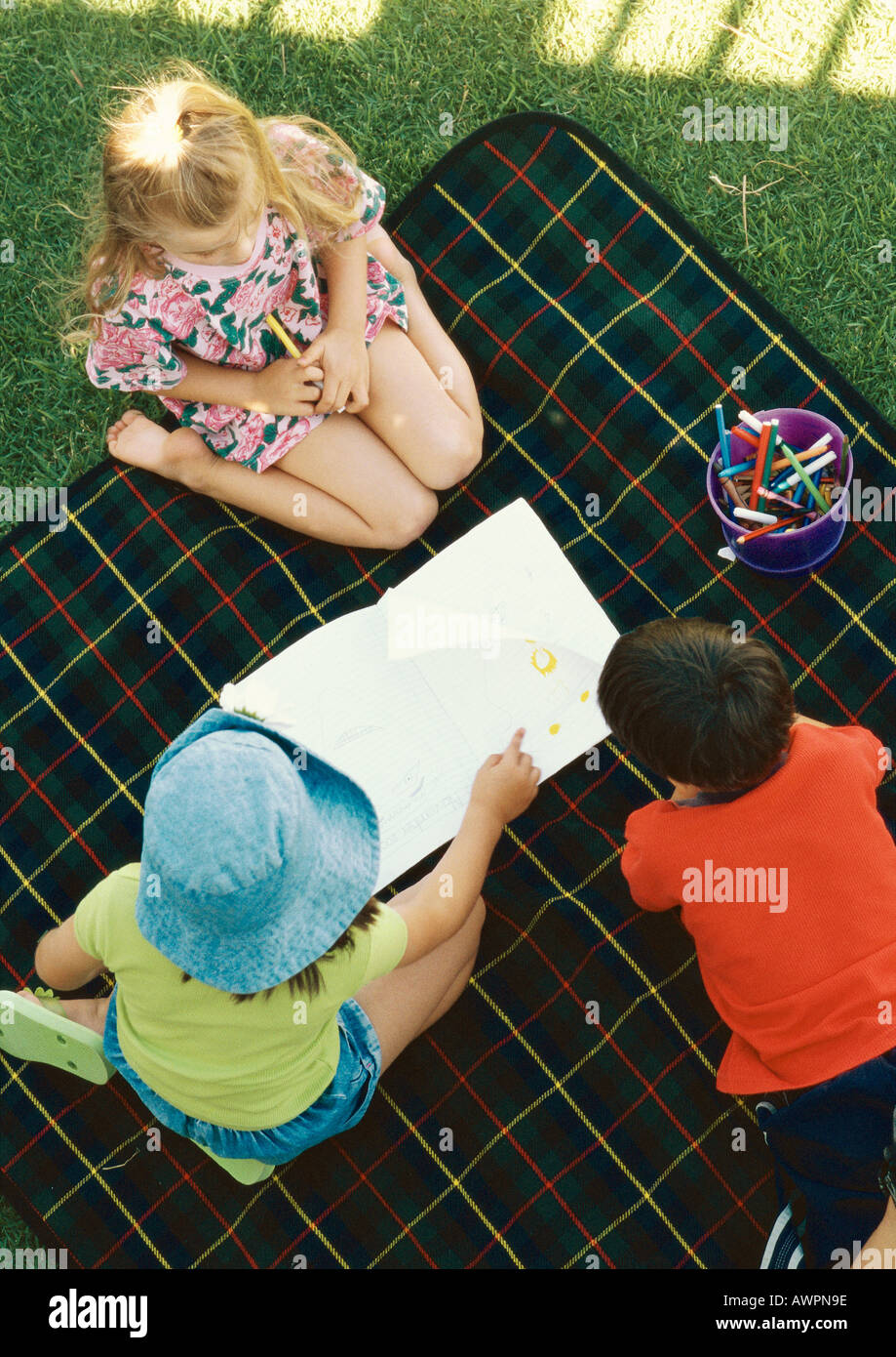 Children playing families yard hi-res stock photography and images - Alamy