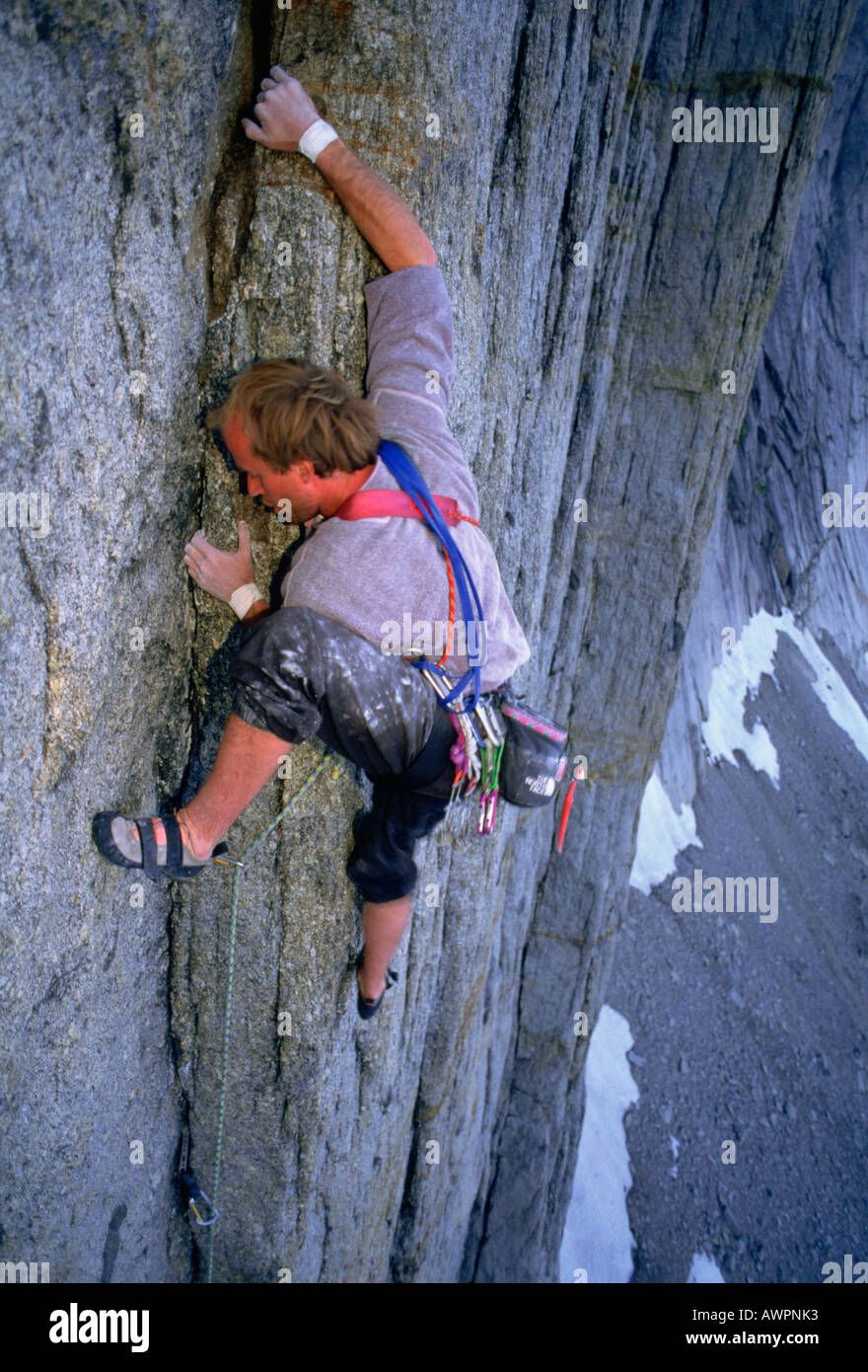 Todd Skinner on the Great Canadian Knife 5 11 B 9th pitch Cirque of the ...