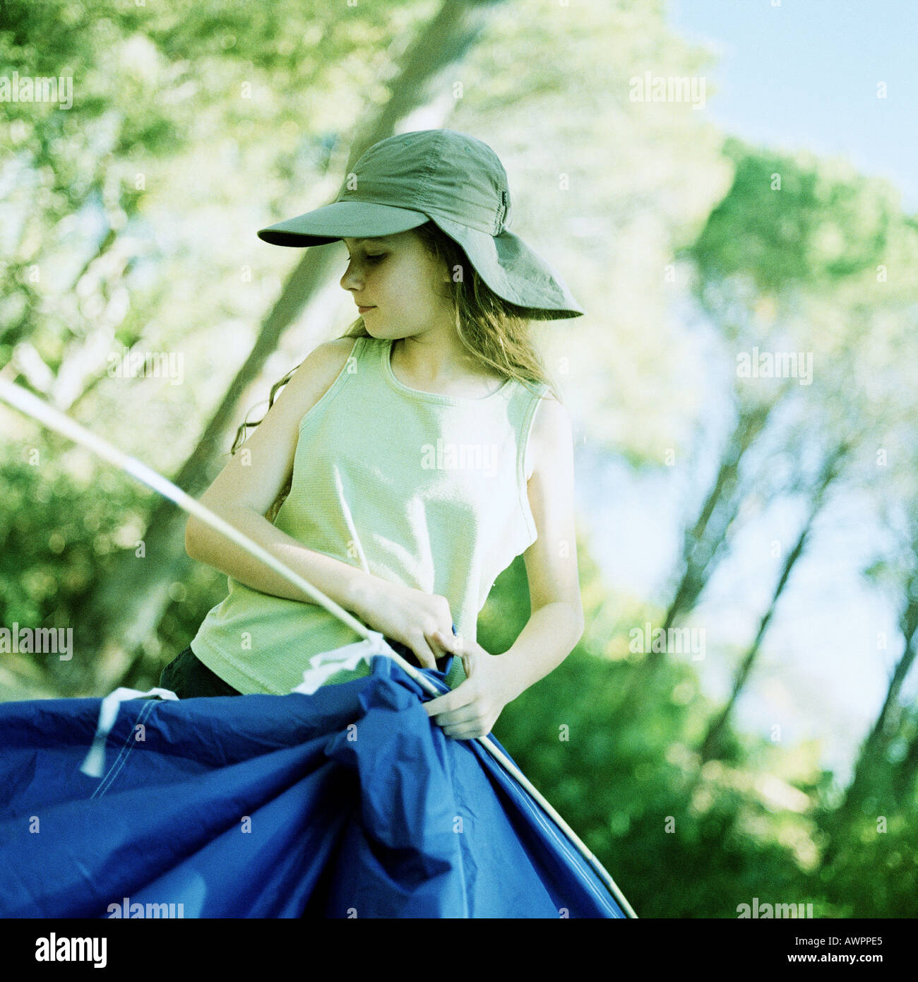 Girls setting up tent hi-res stock photography and images - Alamy
