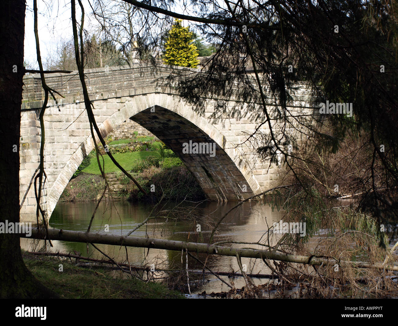 pointed arch of the froggatt bridge on the river derwent derbyshire ...