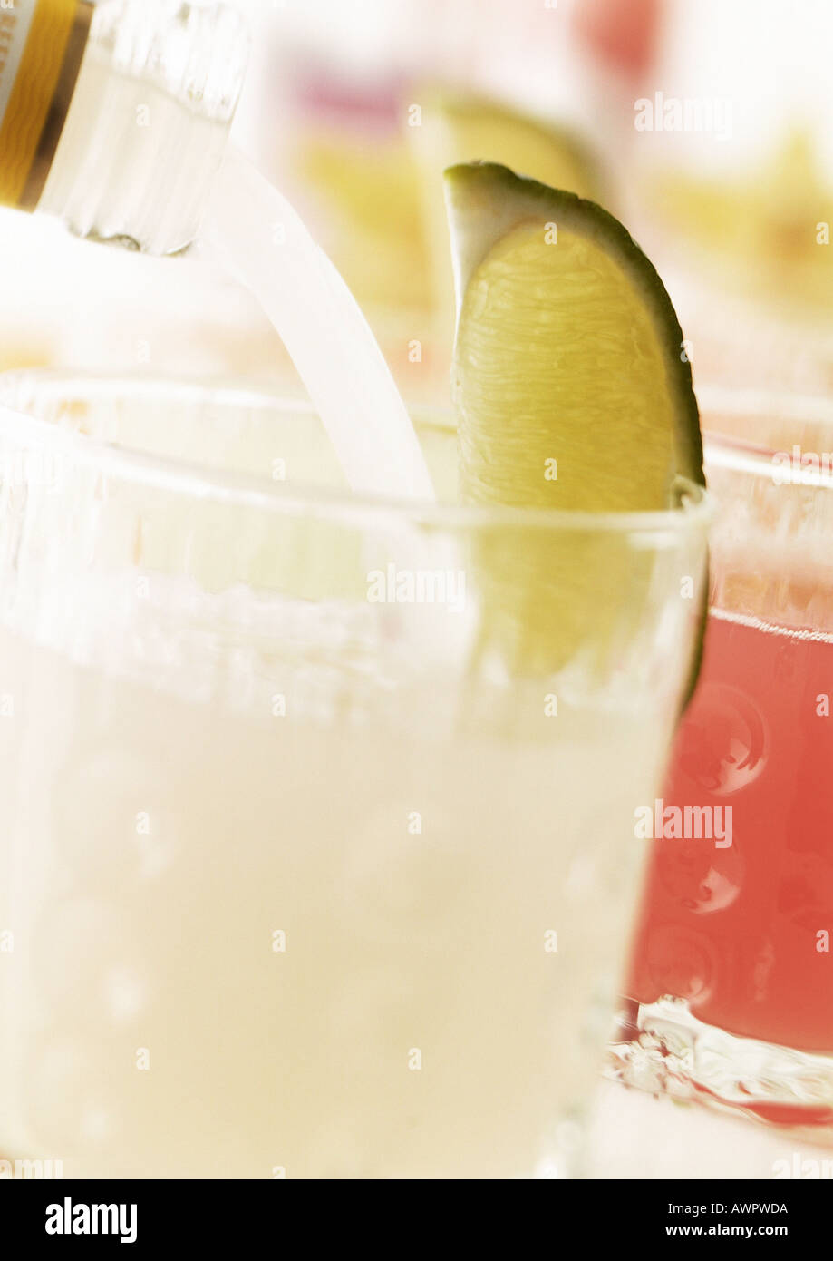 Cocktail with slice of lime, extreme close-up Stock Photo - Alamy