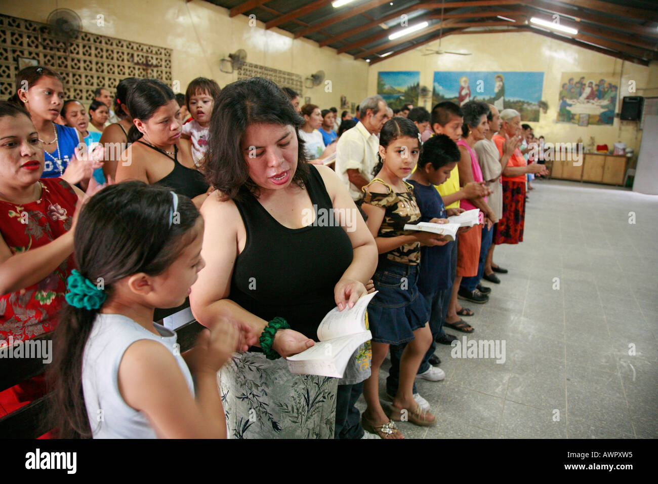 HONDURAS The congregation during Catholic mass Stock Photo - Alamy