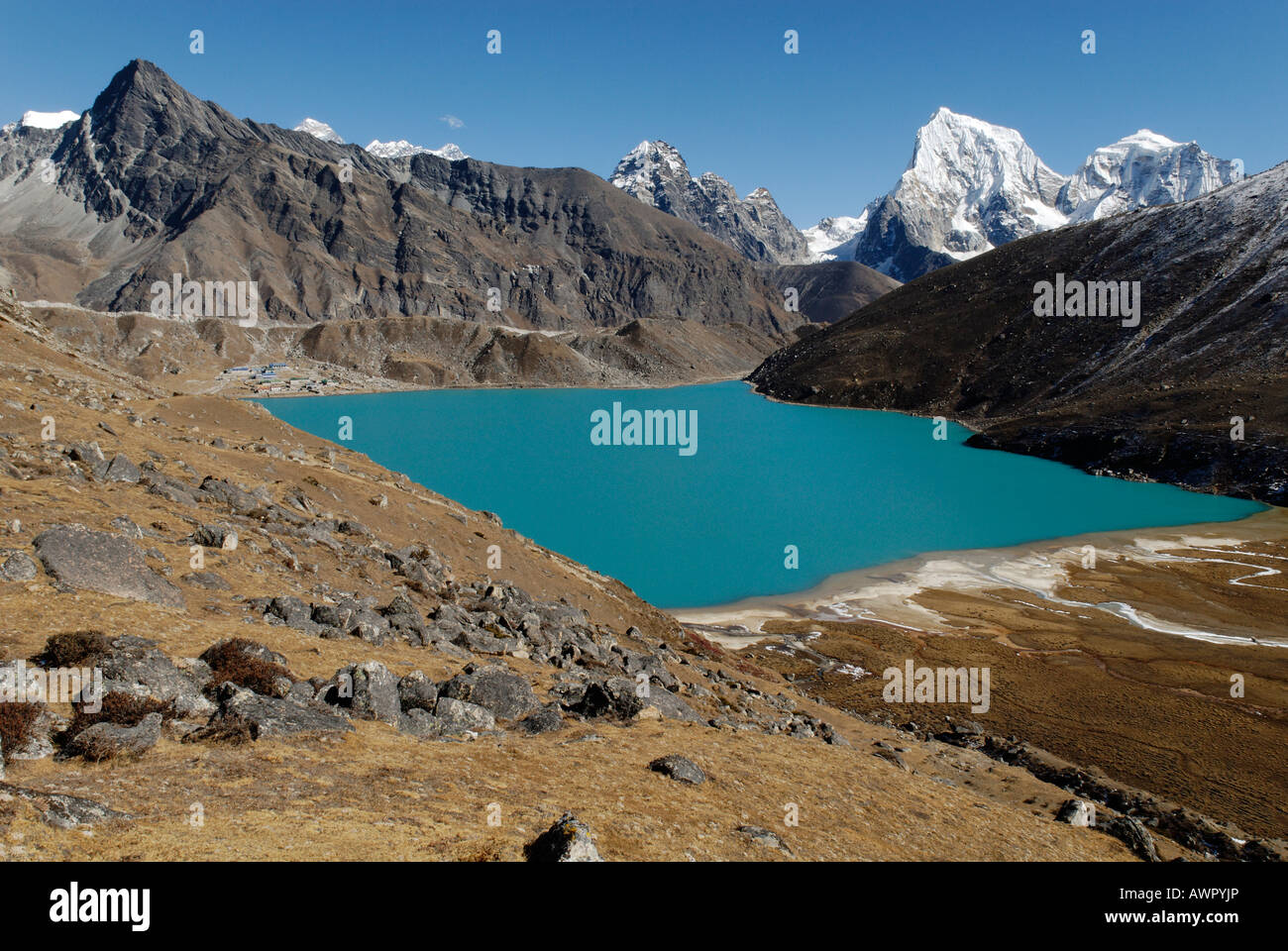 Mount everest and gokyo lake hi-res stock photography and images - Alamy