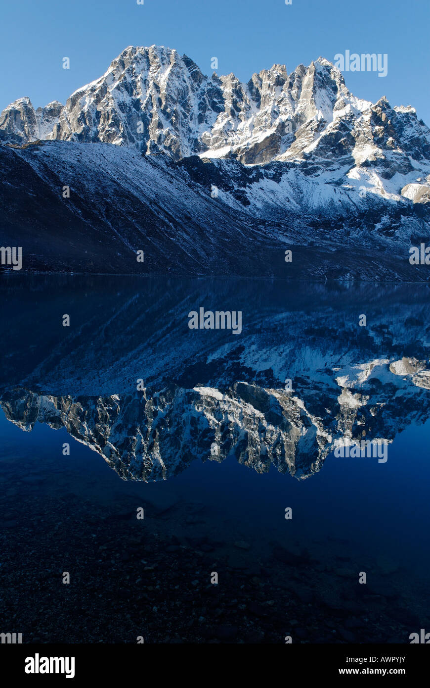 Mount everest and gokyo lake hi-res stock photography and images - Alamy