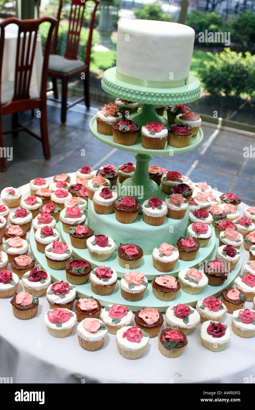 Sweet pastries cupcakes display hi-res stock photography and images - Alamy