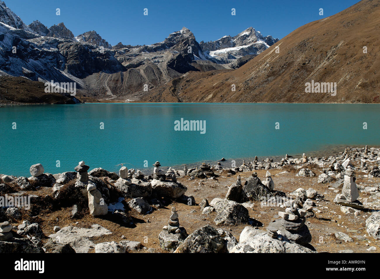 Mount everest and gokyo lake hi-res stock photography and images - Alamy