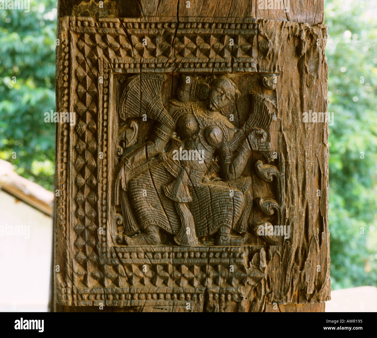 dancer Sri lanka wood carving on supporting temple posts Embekke Devale ...