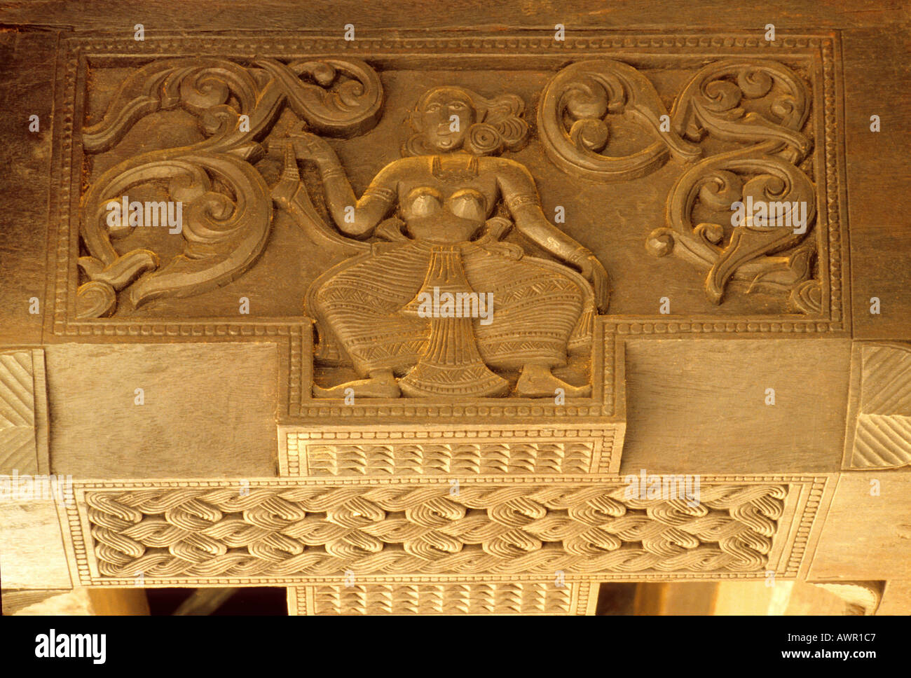dancer Sri lanka wood carving on supporting temple posts Embekke Devale ...